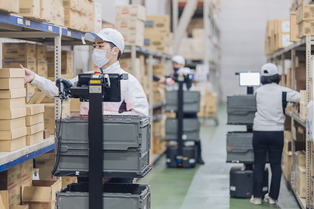 10 Key Benefits of Autonomous Mobile Robots for Piece Picking - Boost ...